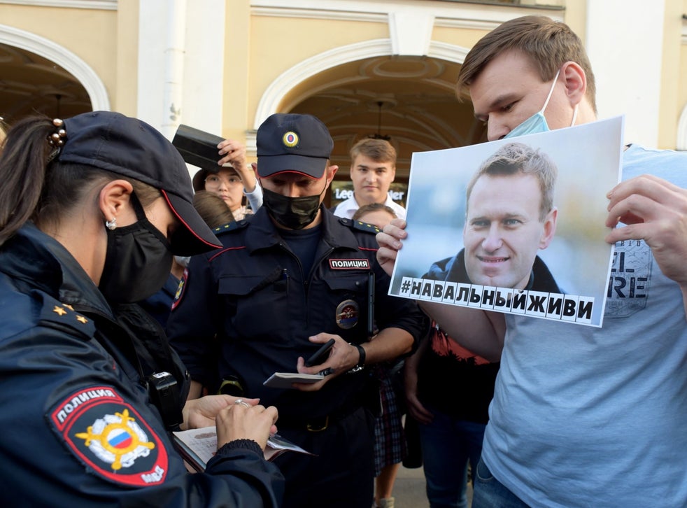 Alexei Navalny: Poisoned Putin critic 'can talk again’ as police ...