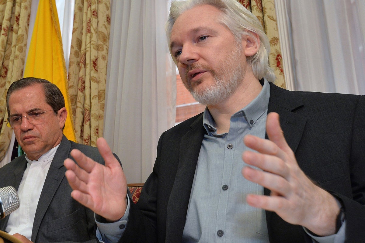 Trump offered to pardon Assange if he gave source for DNC emails leak ...