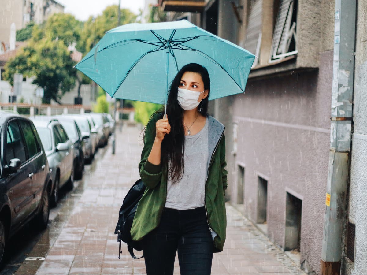 Face masks are less effective in the rain, warns WHO and experts | The ...