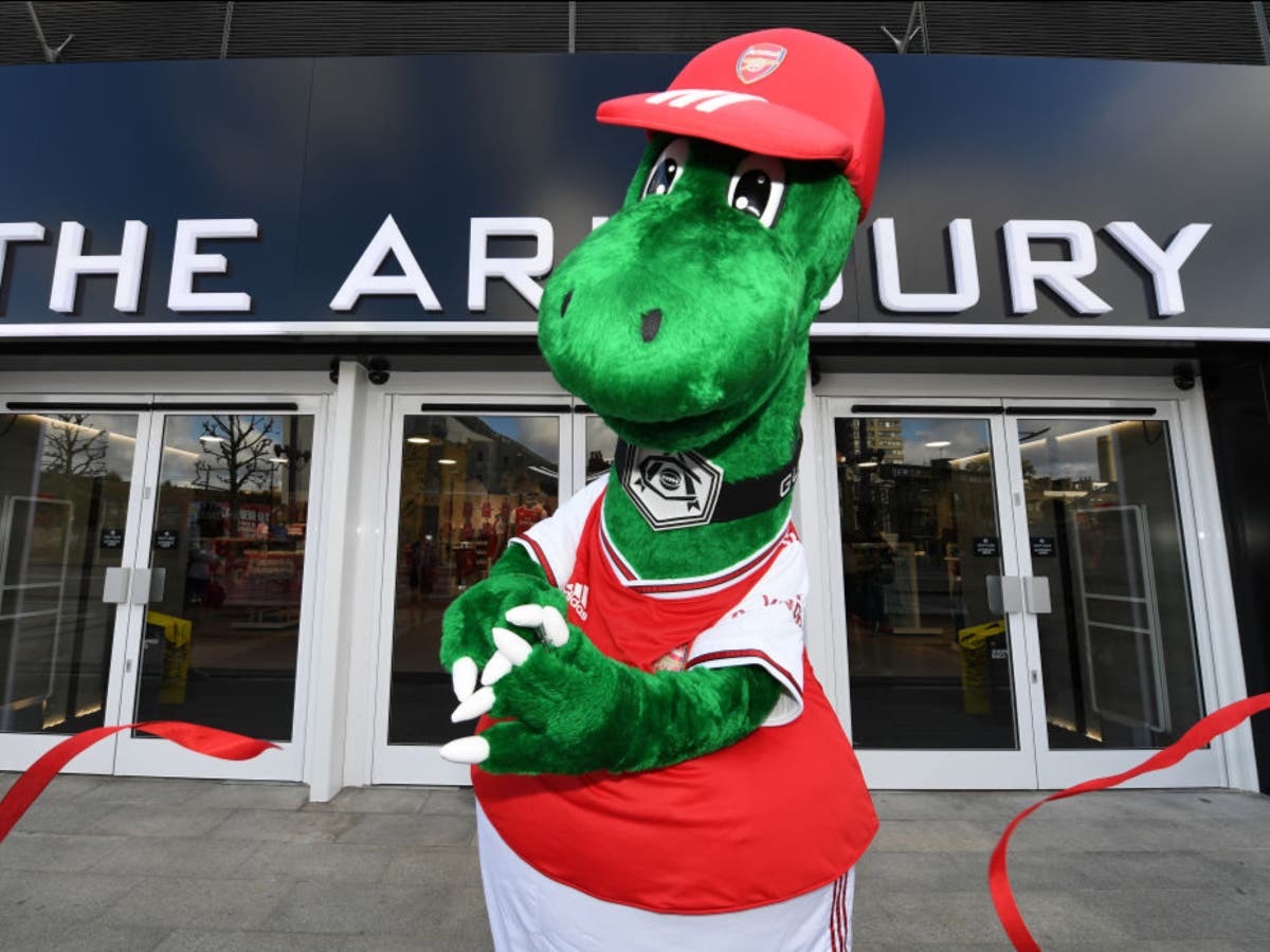Gunnersaurus: Mesut Ozil offers to fund Jerry Quy’s salary after ...