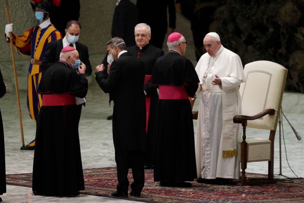 Pope reverts back to mask-less old ways at indoor audience audience ...