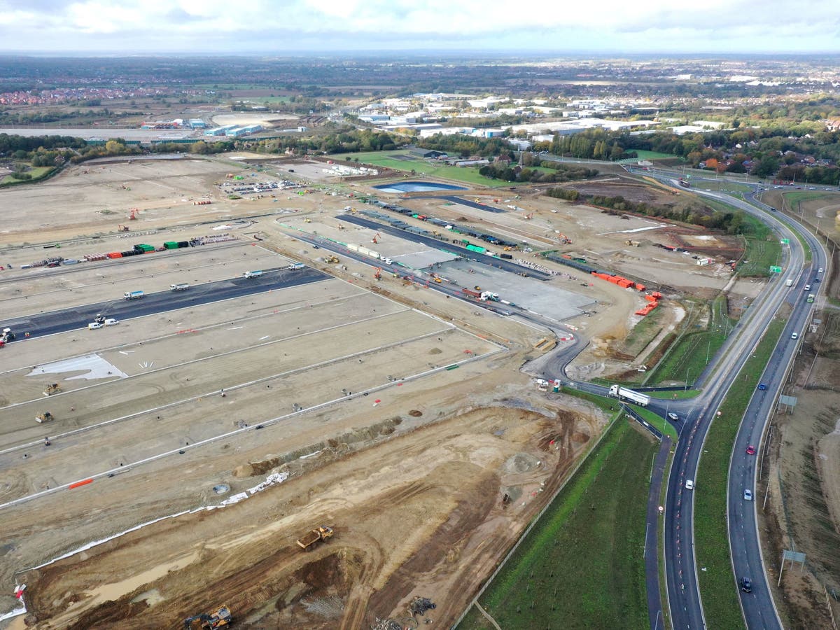 Brexit: Workers turn 27-acre Kent field into 2,000-vehicle lorry park ...