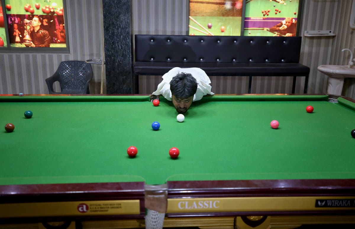 No arms, no issue for Pakistan snooker player Mohammad Ikram face ...