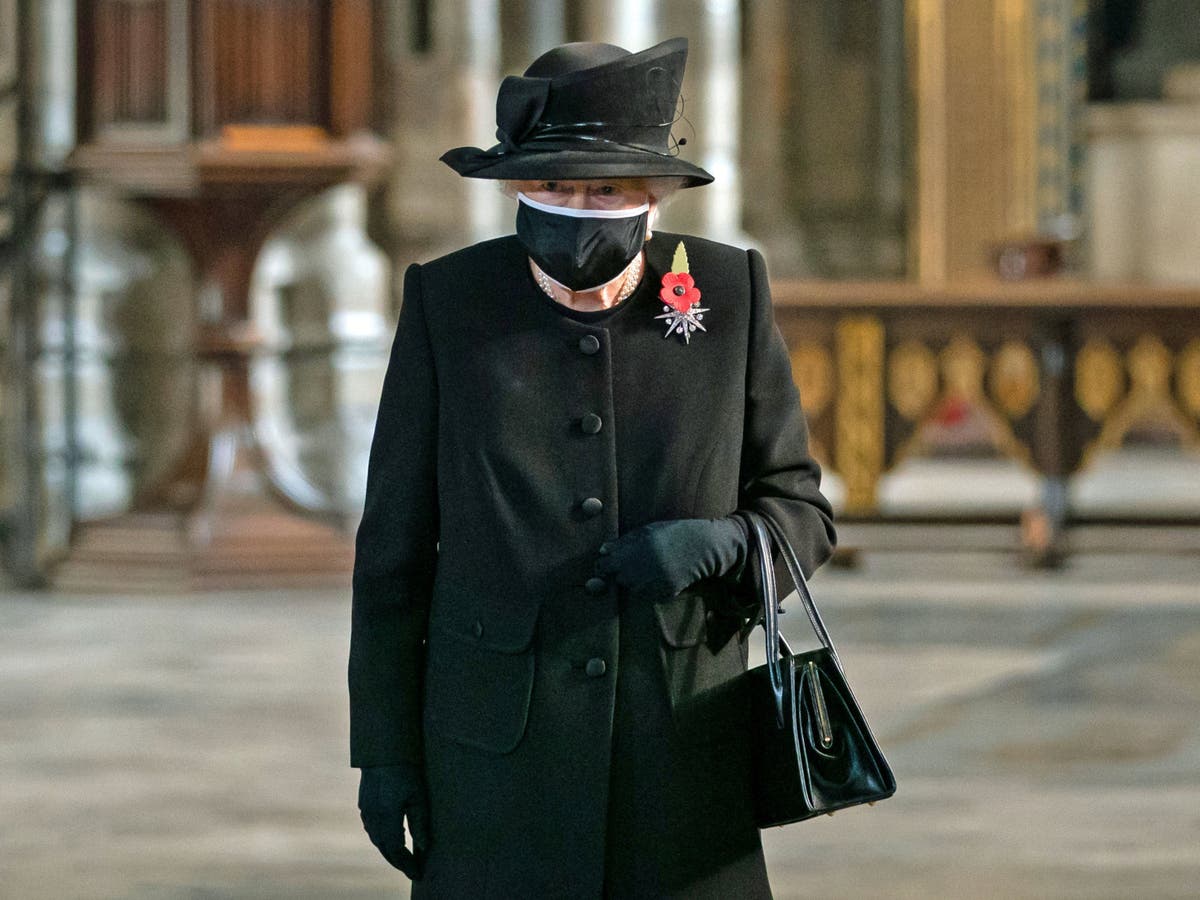 Queen pictured wearing face mask for the first time to mark the 100th ...