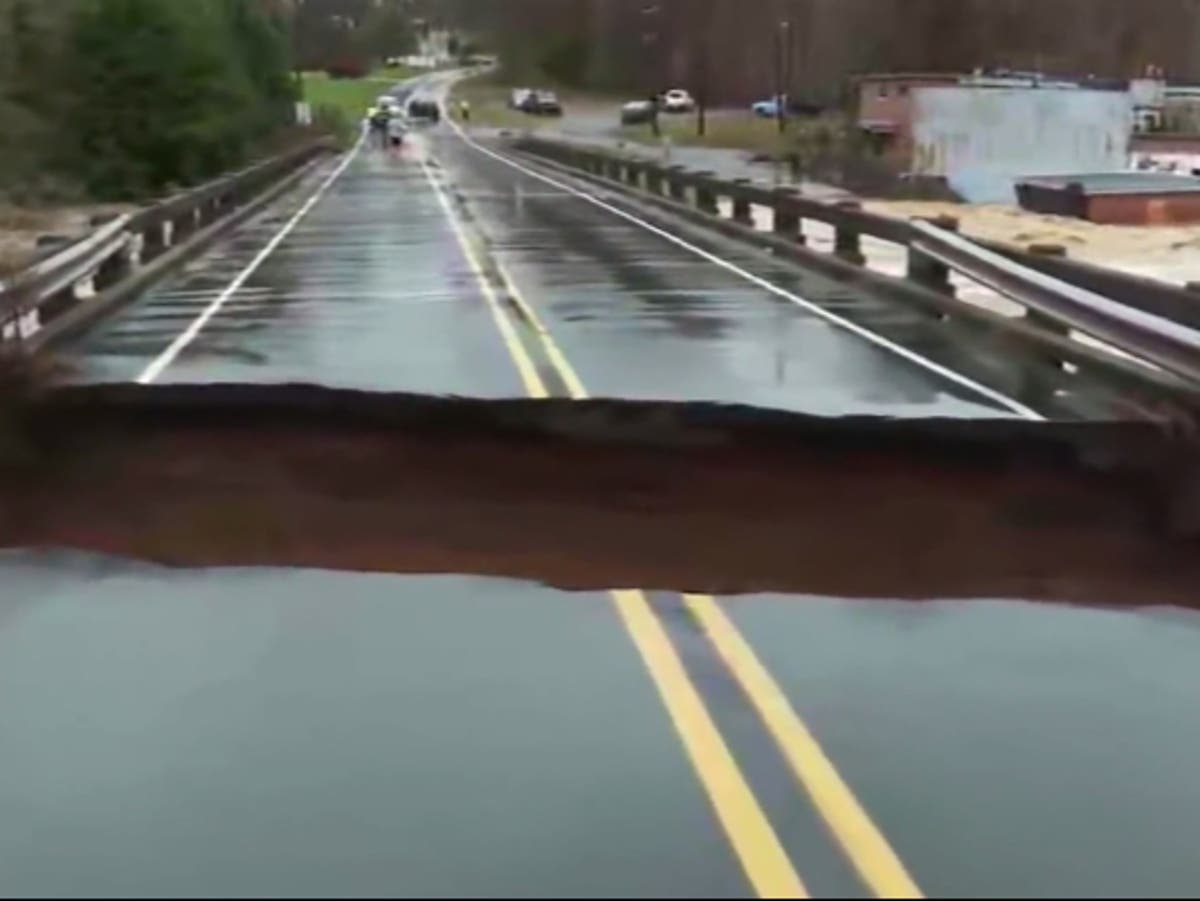 Bridge in North Carolina collapses live on air while a reporter stands ...