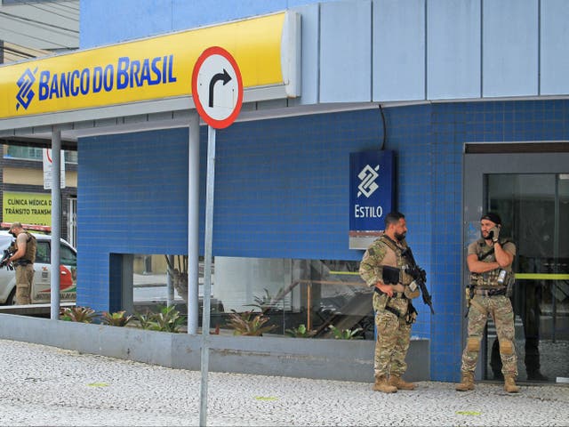 Bank robbers take over entire Brazilian city and leave locals to pick ...