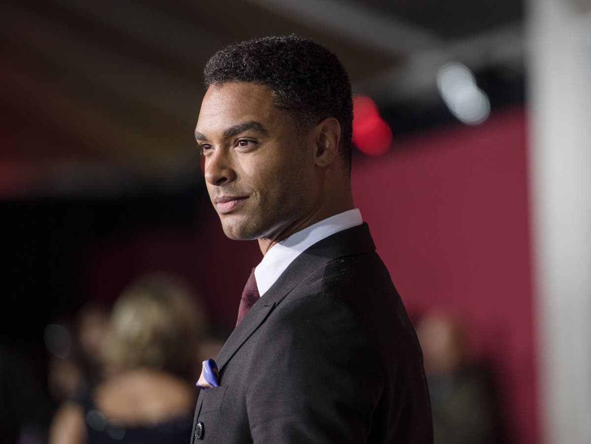 Regé-Jean Page de Bridgerton se ríe de los rumores de James Bond ...