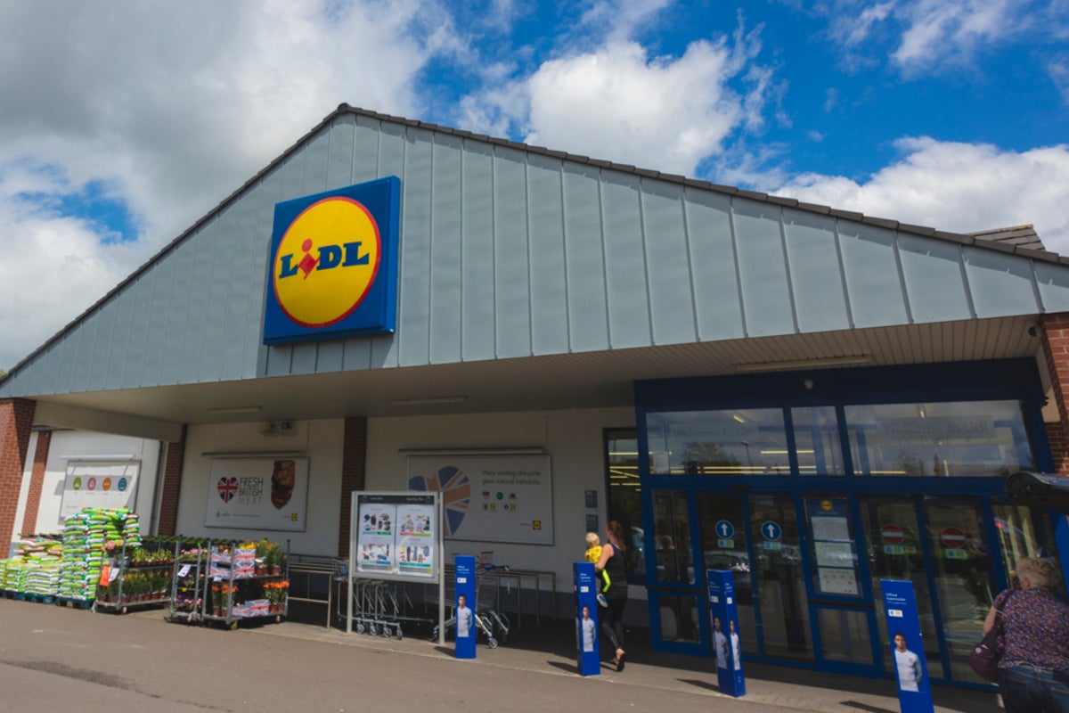 Lidl workers set to receive £200 bonus | The Independent