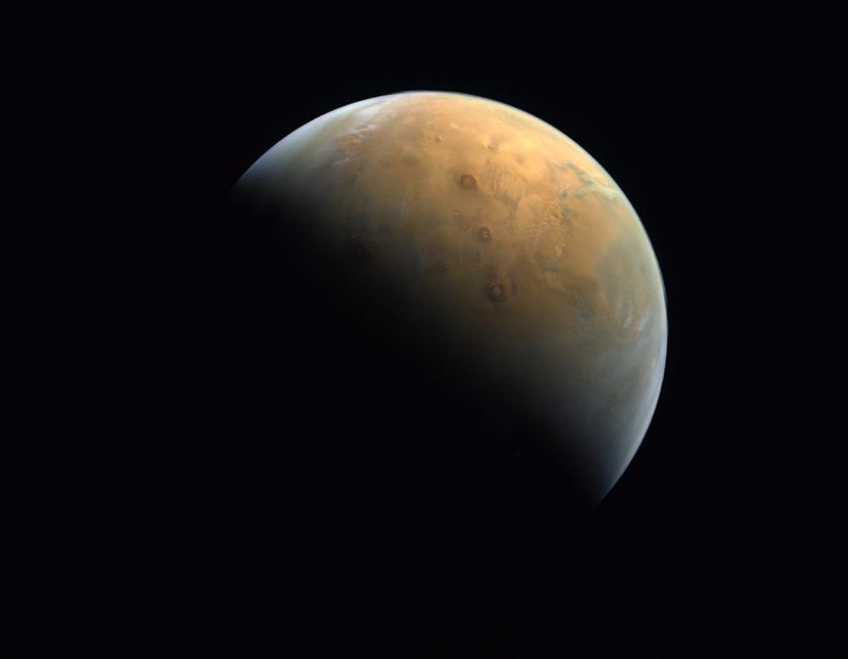 Hope probe sends back amazing first photo from Mars | The Independent