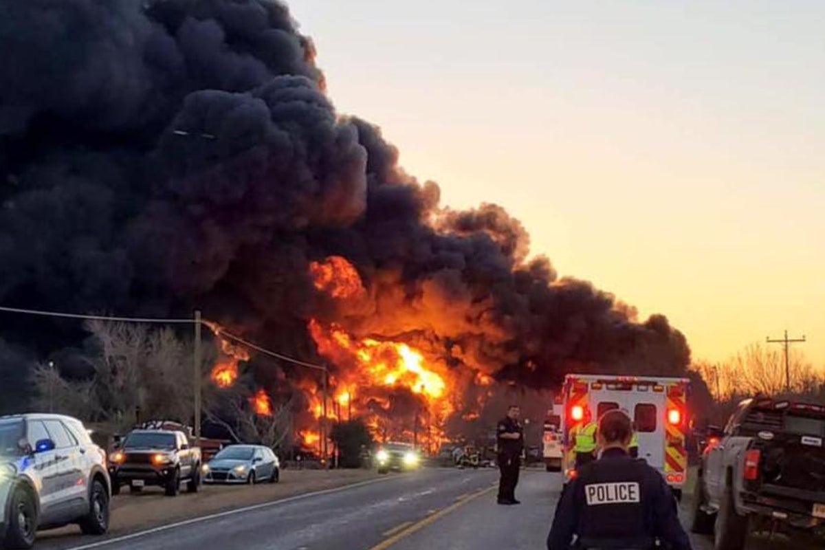 Texas train crash: Huge explosion as train carrying oil tankers ...