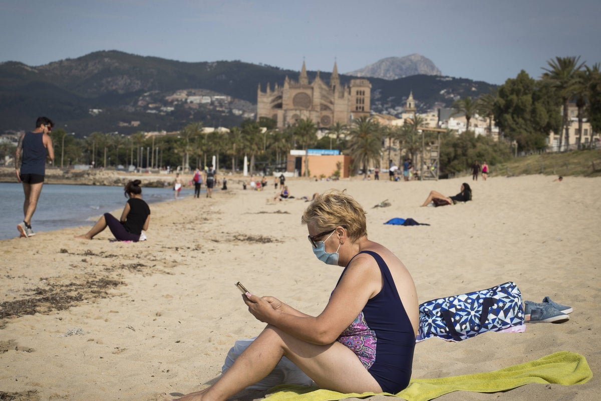Spain makes U-turn on mask rule on beach | The Independent