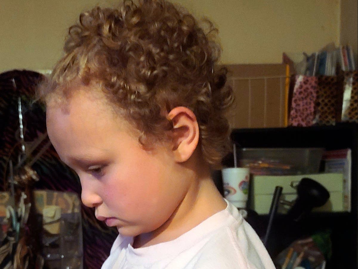 School librarian who cut biracial girl’s hair keeps job as officials ...