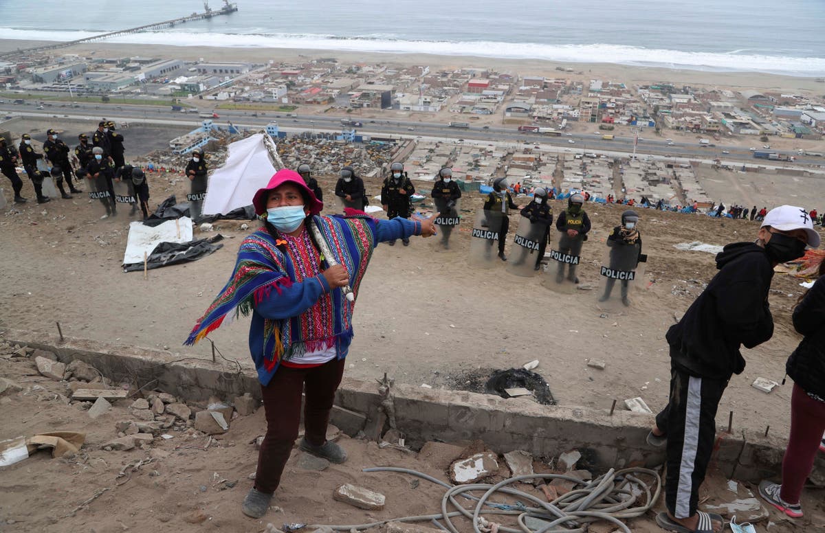 Policía busca desalojar miles de invasores de colina en Perú ...