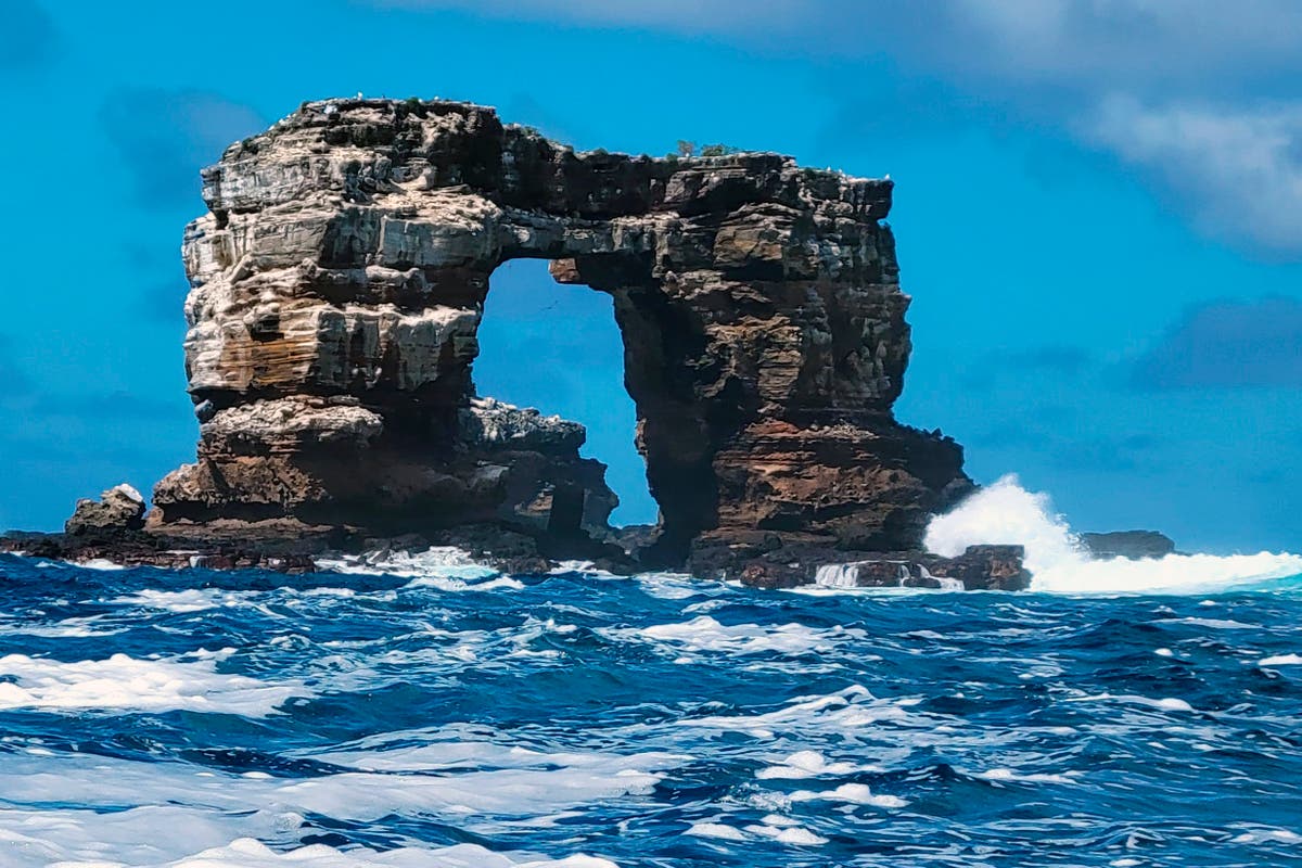 Darwin's Arch loses its top due to erosion in Galapagos Darwin Ecuador ...