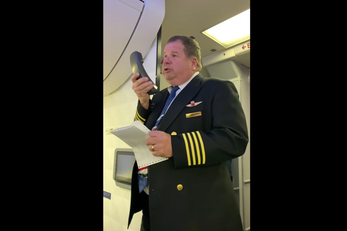 Passengers applaud as pilot gives emotional speech on final flight ...