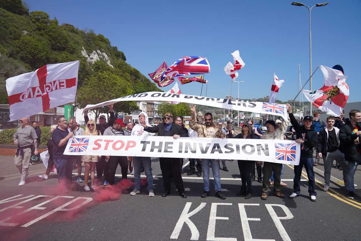 Heavy police presence as ‘patriots’ halt traffic in Dover in protest ...