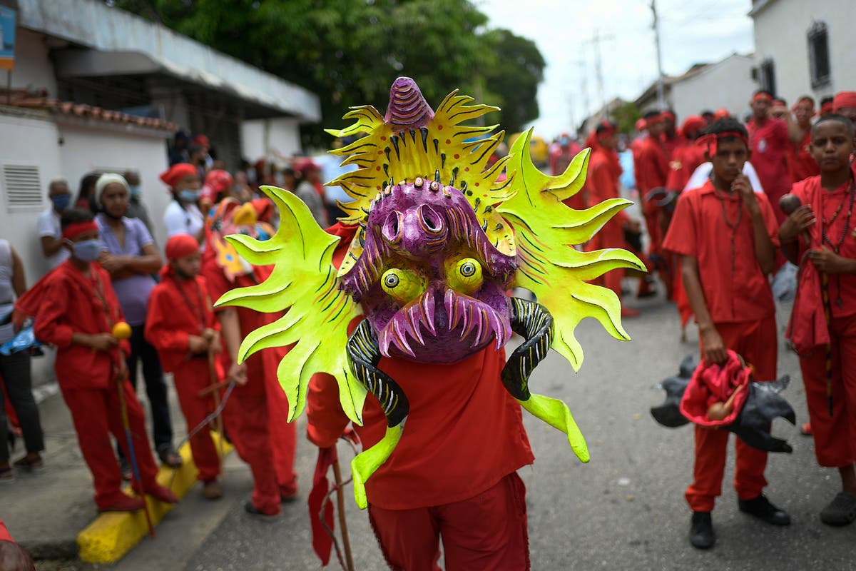 Diablos celebran Corpus Christi en pandemia en Venezuela | Independent ...