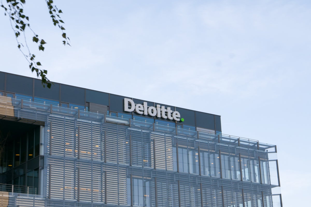 Deloitte tells its 20,000 UK employees they can work from home forever ...