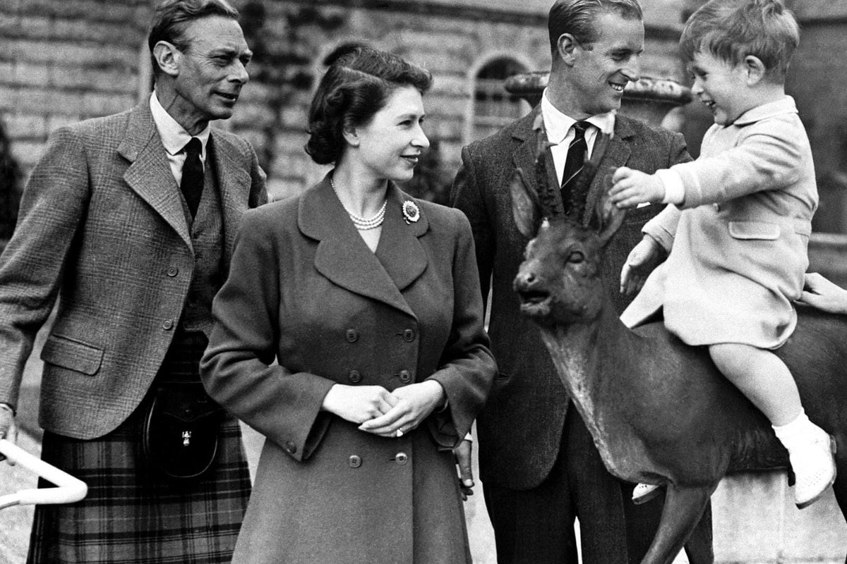 Queen marks Father’s Day with photograph of her father King George VI ...
