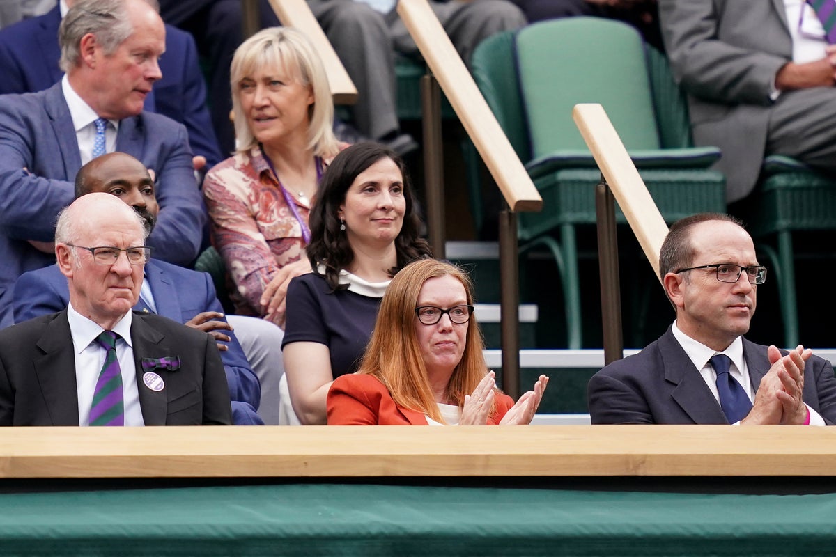 Wimbledon crowd gives standing ovation to Oxford Covid vaccine ...