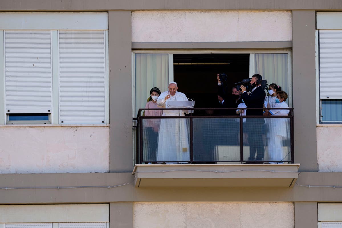 Pope Francis leads prayers from hospital balcony after surgery | The ...