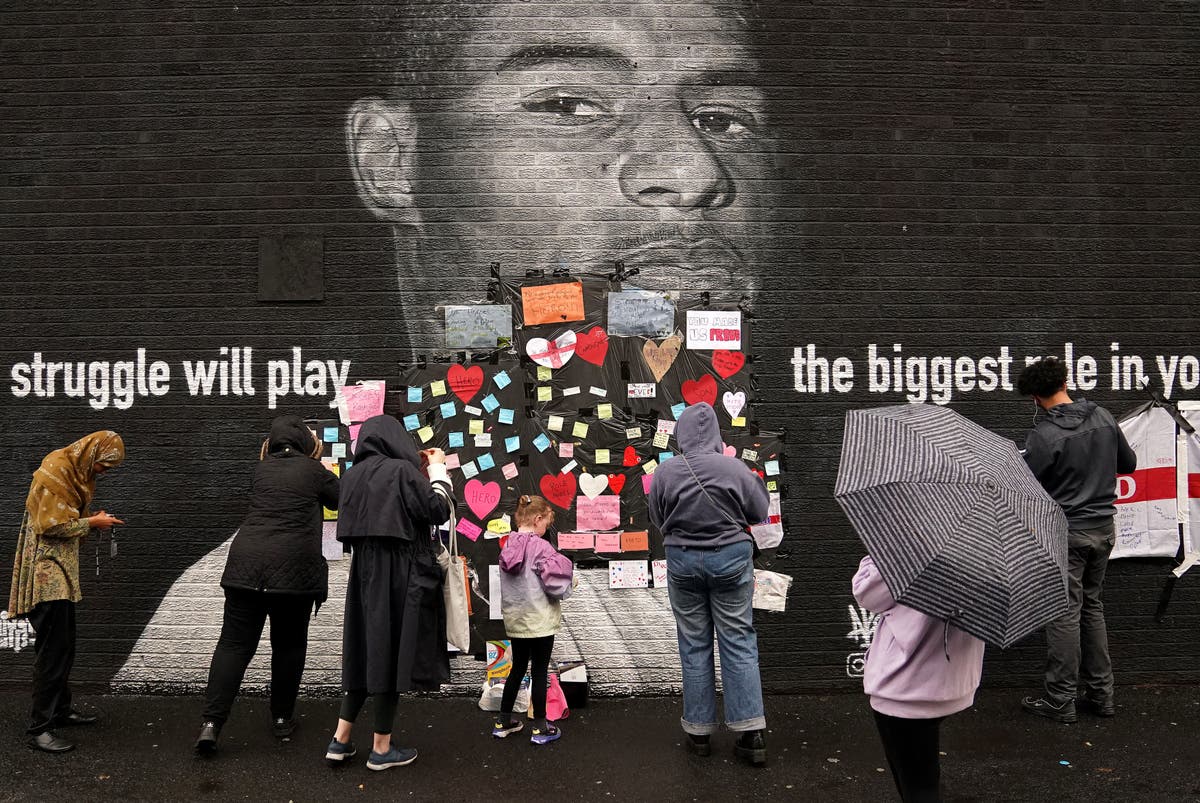 Hundreds descend on defaced Marcus Rashford mural to decry racist ...