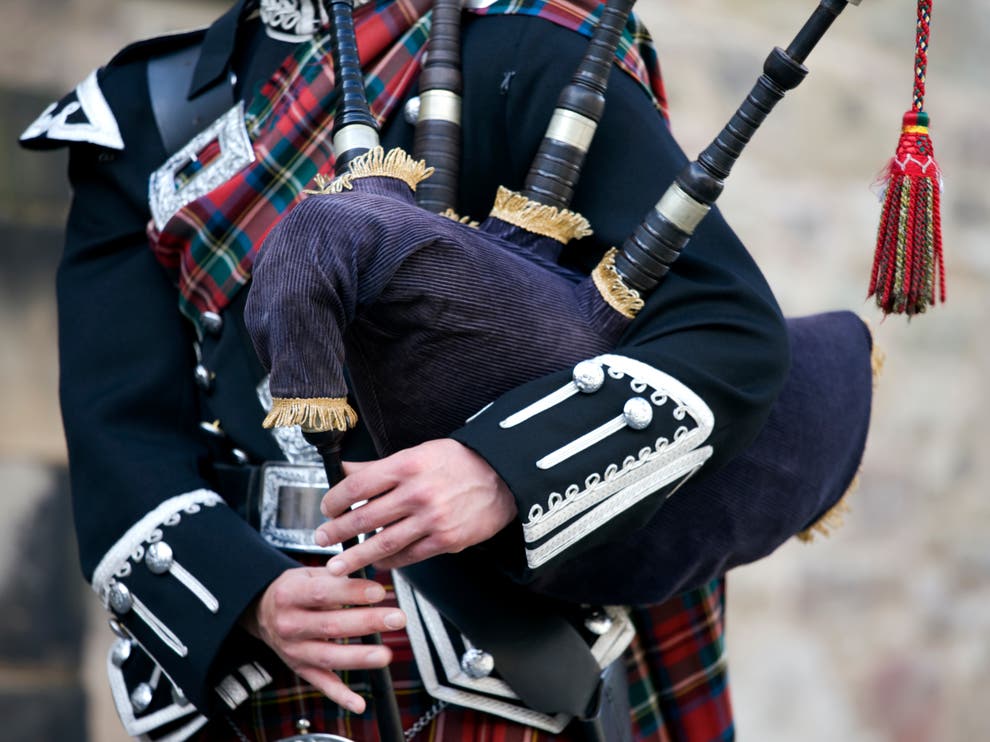 Fed-up student leaves public note for musician who played bagpipes for ...
