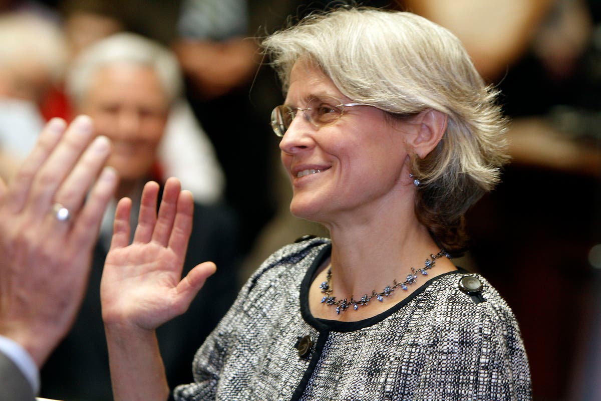 El Senado confirma a la primera mujer abiertamente LGBTQ+ en servir ...