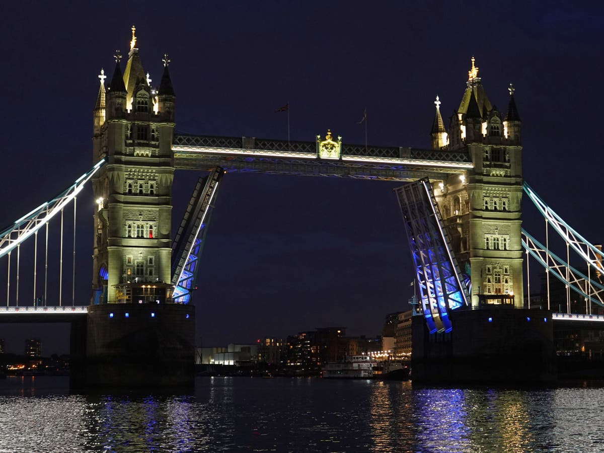 Tower Bridge left stuck open for hours as ‘technical issue’ causes ...