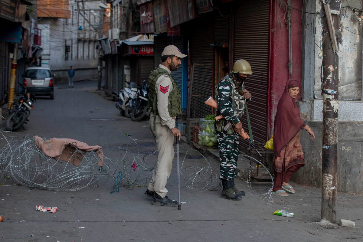 Kashmir still under lockdown after anti-India leader's death | The ...