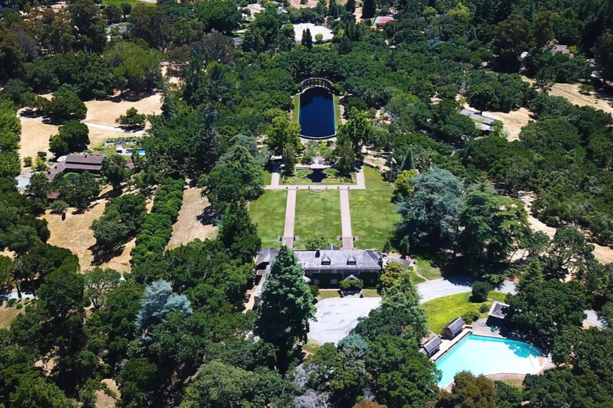 Elizabeth Holmes living on grounds of $135m Silicon Valley estate ...