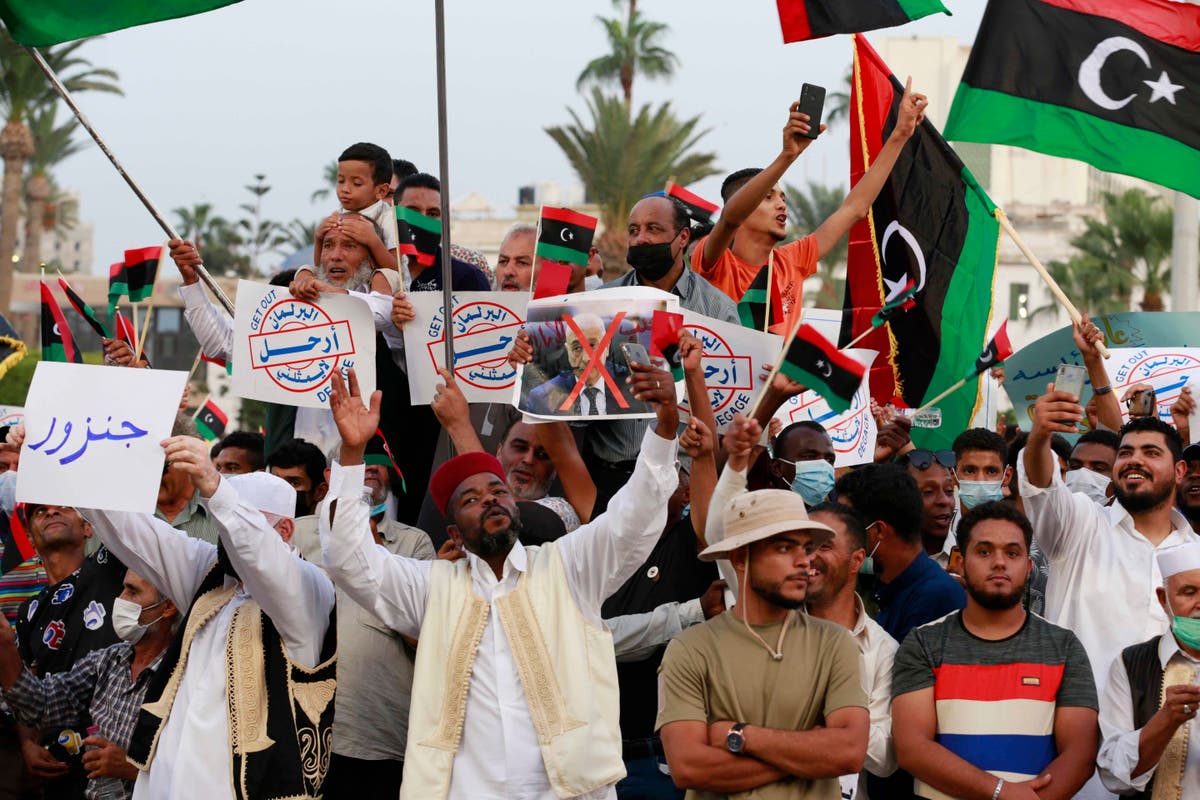 Hundreds protest against no-confidence vote in Libya govt | The Independent