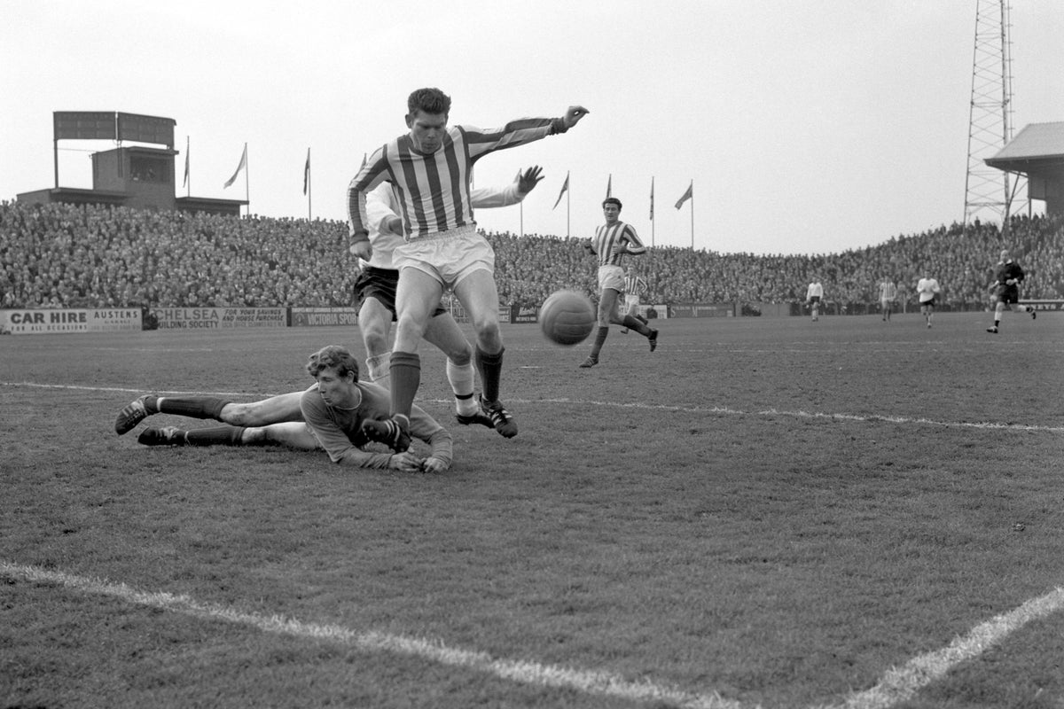 Clubs pay tribute to Len Ashurst | The Independent