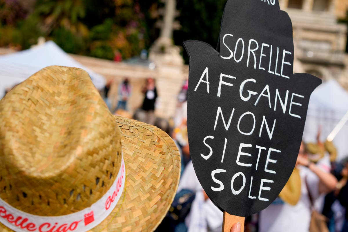 Italianos Se Manifiestan A Favor De Los Derechos De Afganas