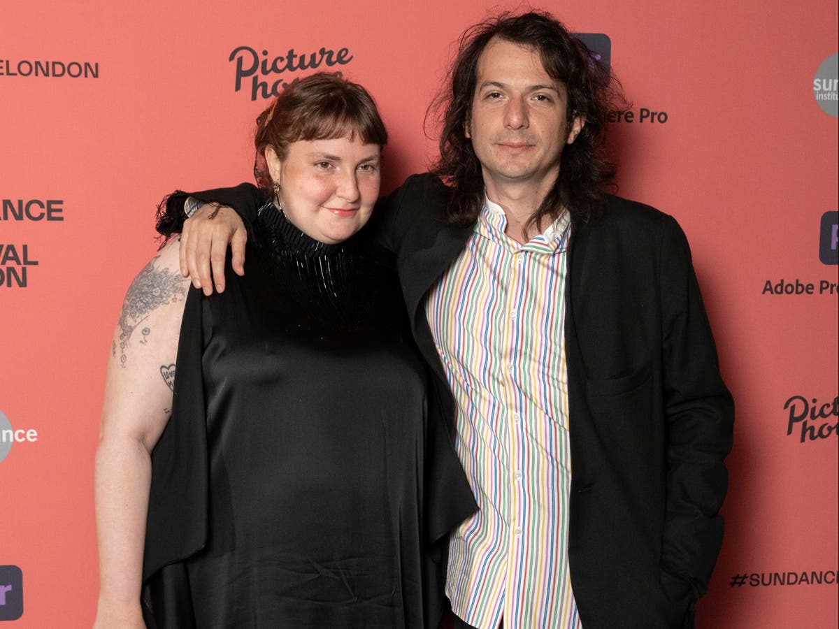 Lena Dunham usó tres vestidos personalizados de Christopher Kane en su ...