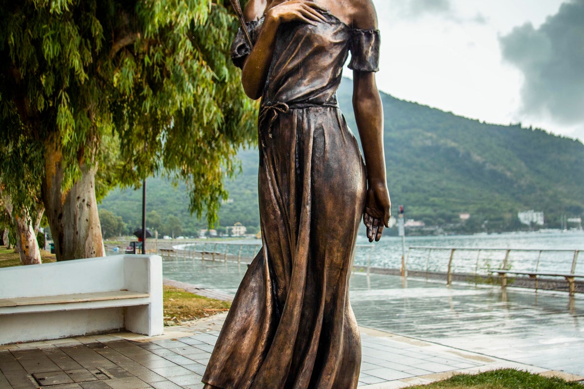 Italy: Lithe statue of literary heroine draws sexism charges | The ...