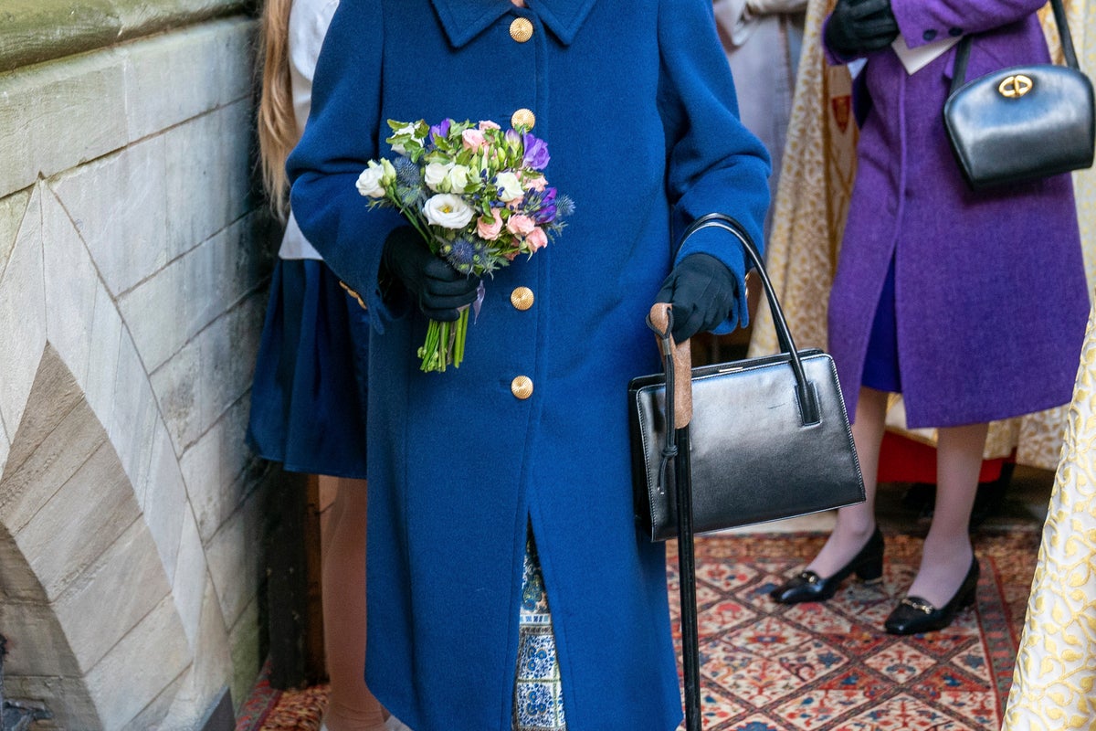 Queen Elizabeth II uses cane to walk into Westminster Abbey | The ...