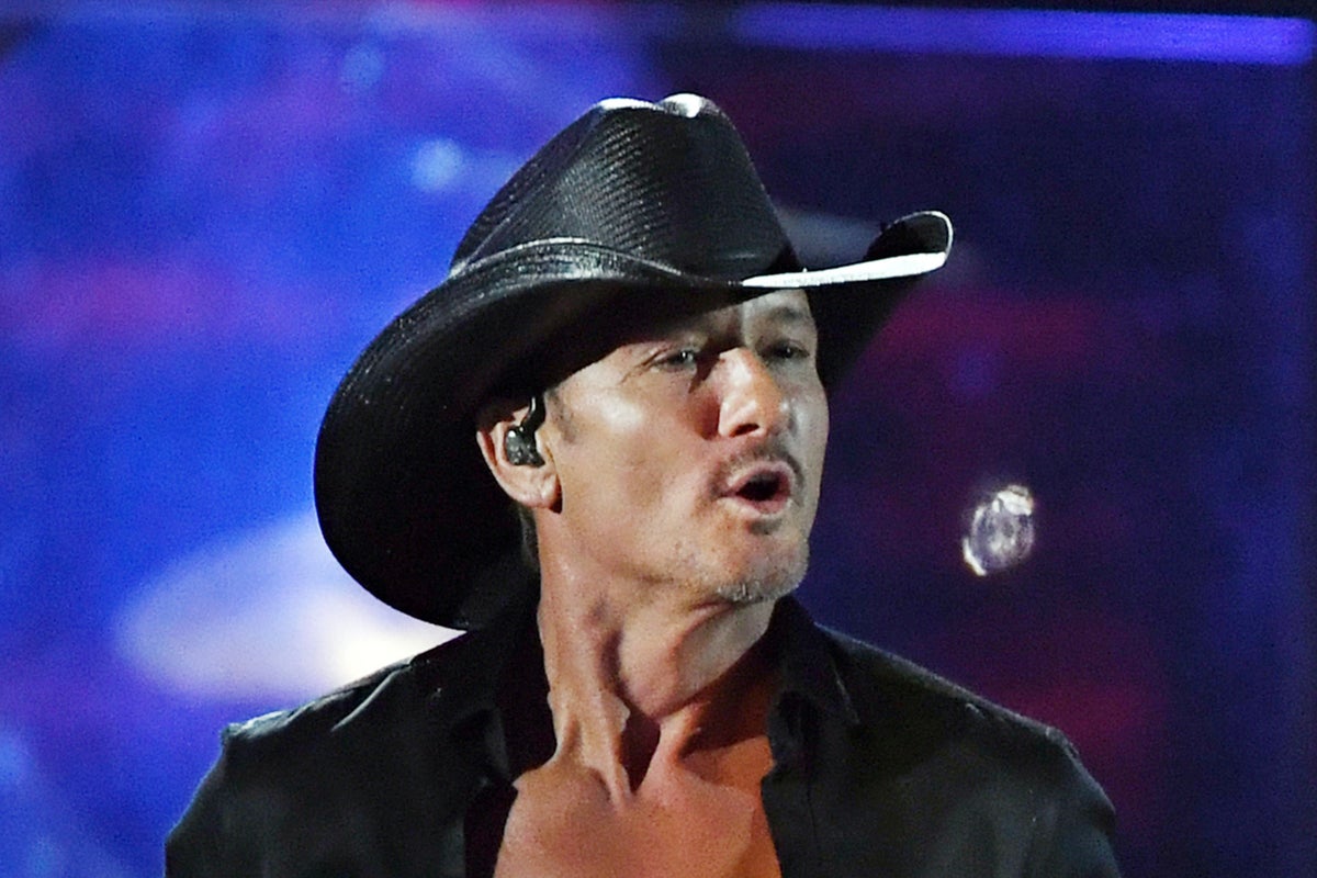 Tim McGraw jumps into crowd to confront heckling fans after forgetting ...