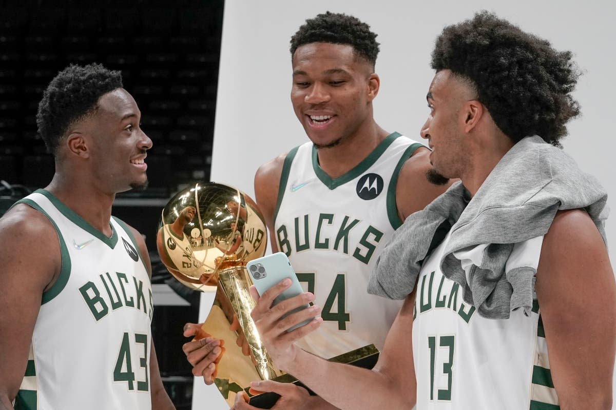 Bucks inician defensa de su título tras breve vacación | Independent ...