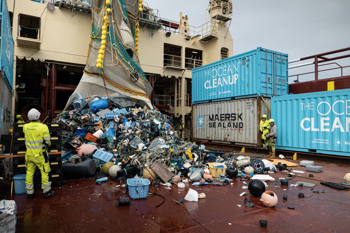 More than 31 tonnes of trash removed from giant plastic waste hub off ...