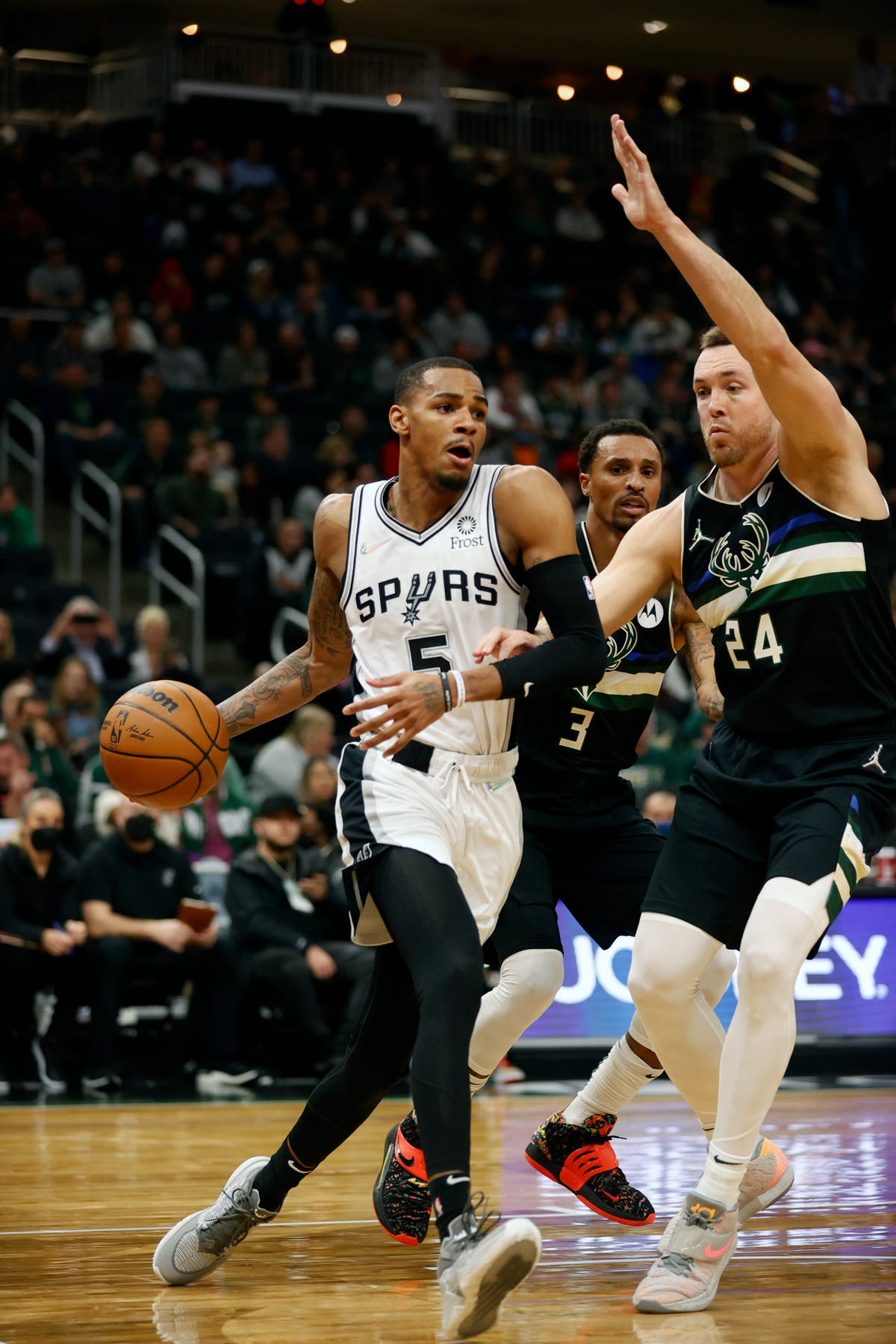 Spurs ganan en casa de los campeones Bucks | Independent Español