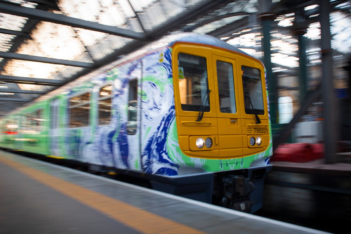 All aboard HydroFLEX, the UK’s first hydrogen-powered passenger train ...