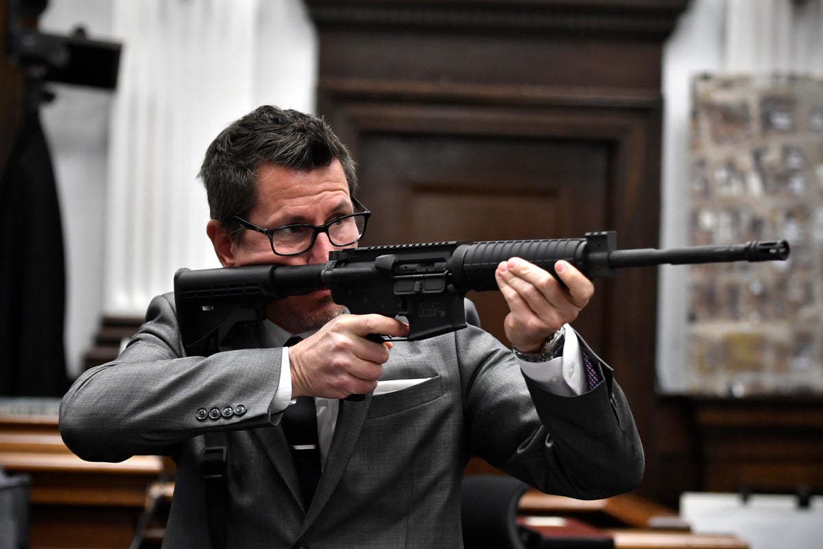 Kyle Rittenhouse: Prosecution shows shooter’s AR-15 in closing argument ...