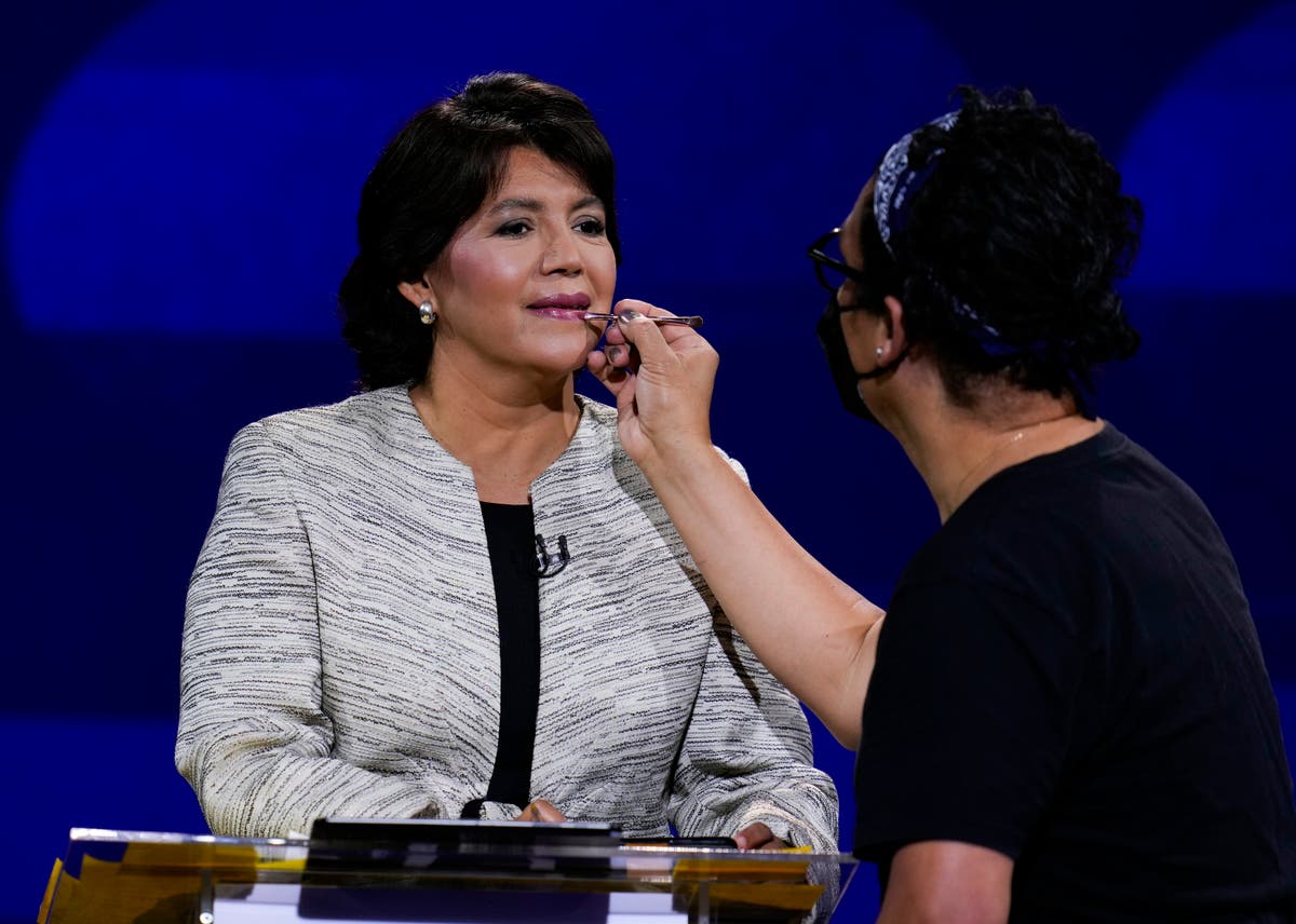 Resiliente profesora de Chile compite por la presidencia | Independent ...