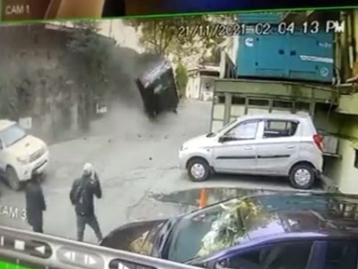 Shimla, Himachal Pradesh: Dramatic video shows car swerving to avoid ...