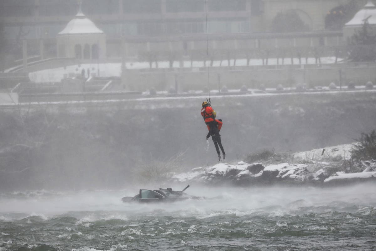 Coast Guard diver pulls body from car above Niagara Falls | The Independent