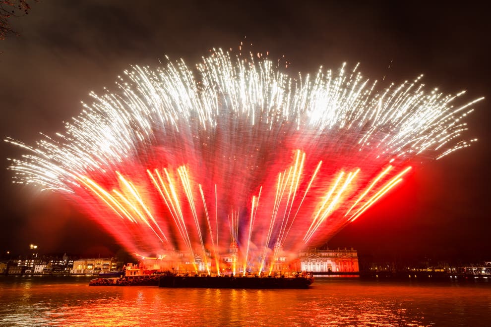 Thousands Head Out To Ring In New Year In England As Covid Restrictions Thousands Head Out To Ring In New Year In England As Covid Restrictions