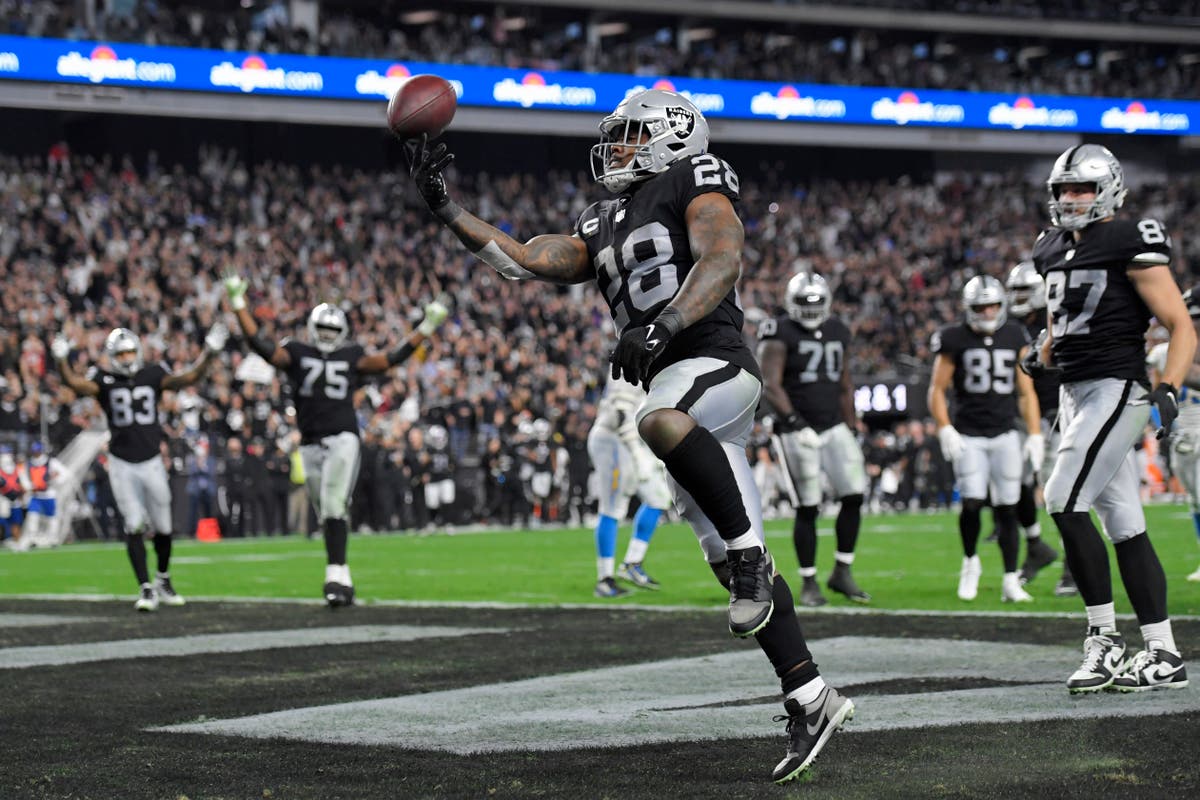 Los Raiders pasan a la postemporada con un gol de Carlson | Independent ...