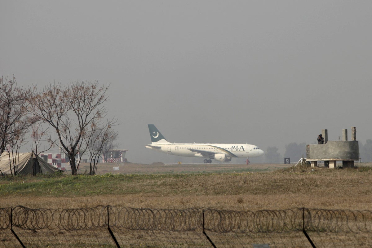 Pakistan pilot refuses to fly after emergency landing because shift had ...