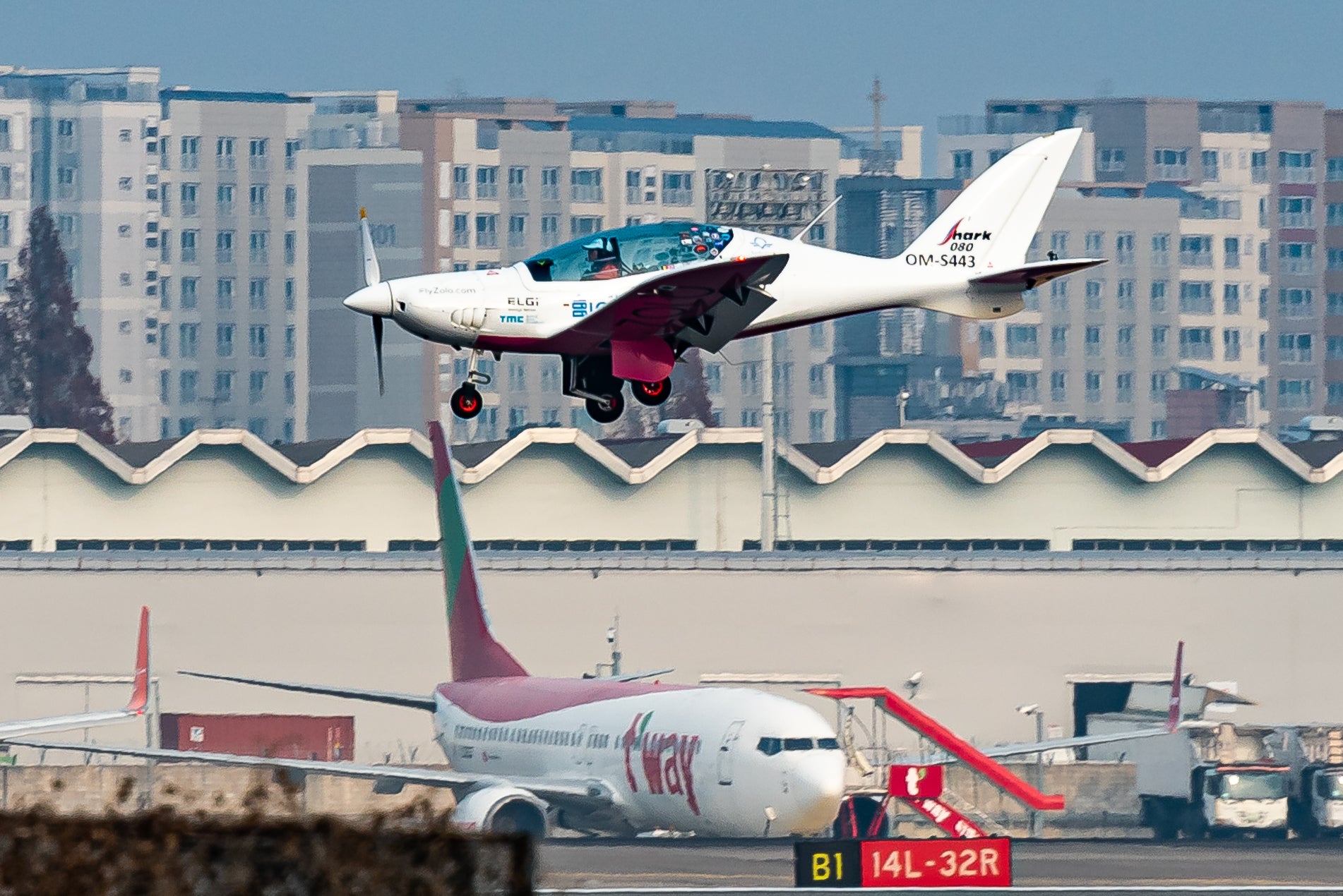 Teenage pilot Zara Rutherford becomes youngest woman…